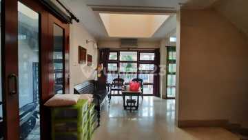Rumah Classic Architect Design Nyaman Ada Taman di Dalam Tangerang ...
