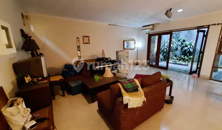 Rumah Classic Architect Design Nyaman Ada Taman di Dalam Tangerang ...